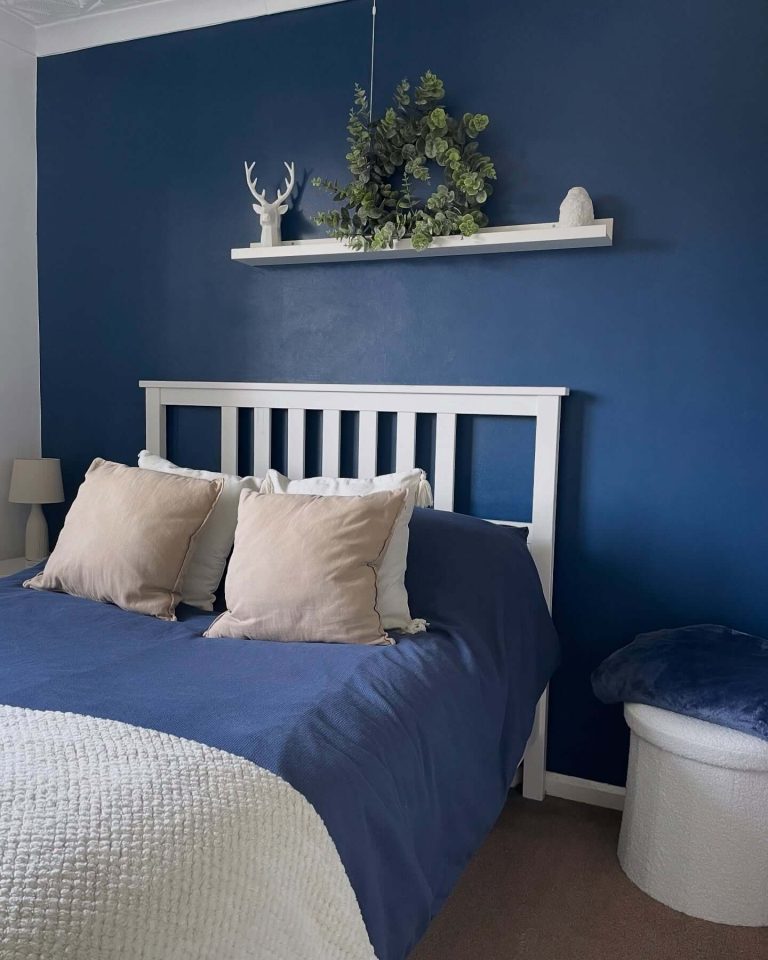 33 Navy Blue Bedroom Ideas That Redefine Elegance and Comfort - Evinco ...