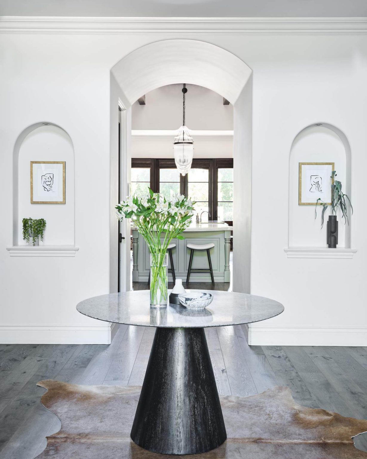 Stunning Entryway Round Table Ideas to Elevate Your Home’s First Impression