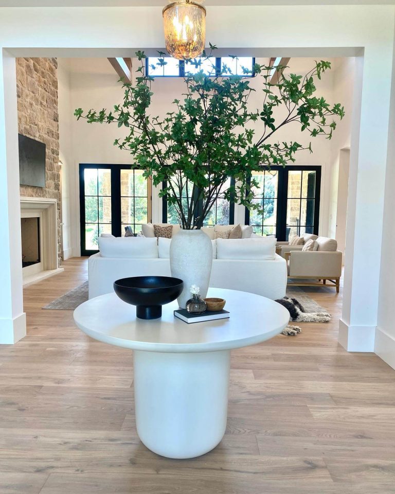 Stunning Entryway Round Table Ideas to Elevate Your Home’s First Impression