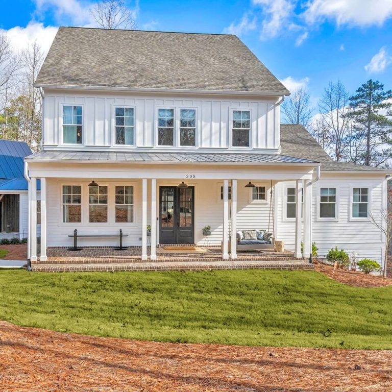 Stunning White Farmhouse Exteriors That Redefine Rustic Charm
