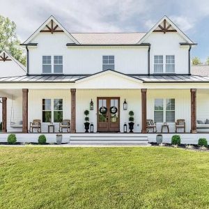 Stunning White Farmhouse Exteriors That Redefine Rustic Charm