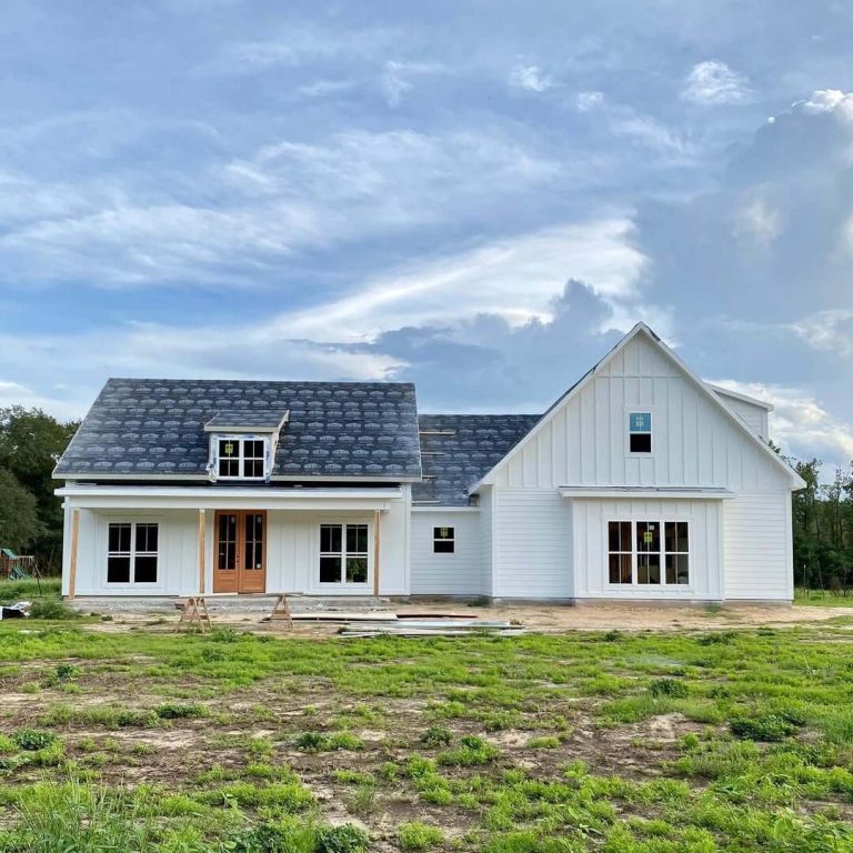 Stunning White Farmhouse Exteriors That Redefine Rustic Charm