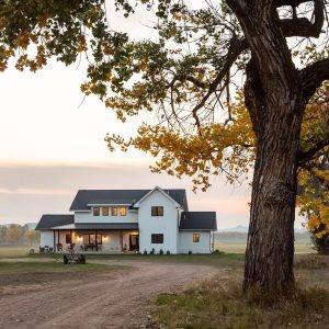 27 Stunning White Farmhouse Exteriors That Redefine Rustic Charm ...