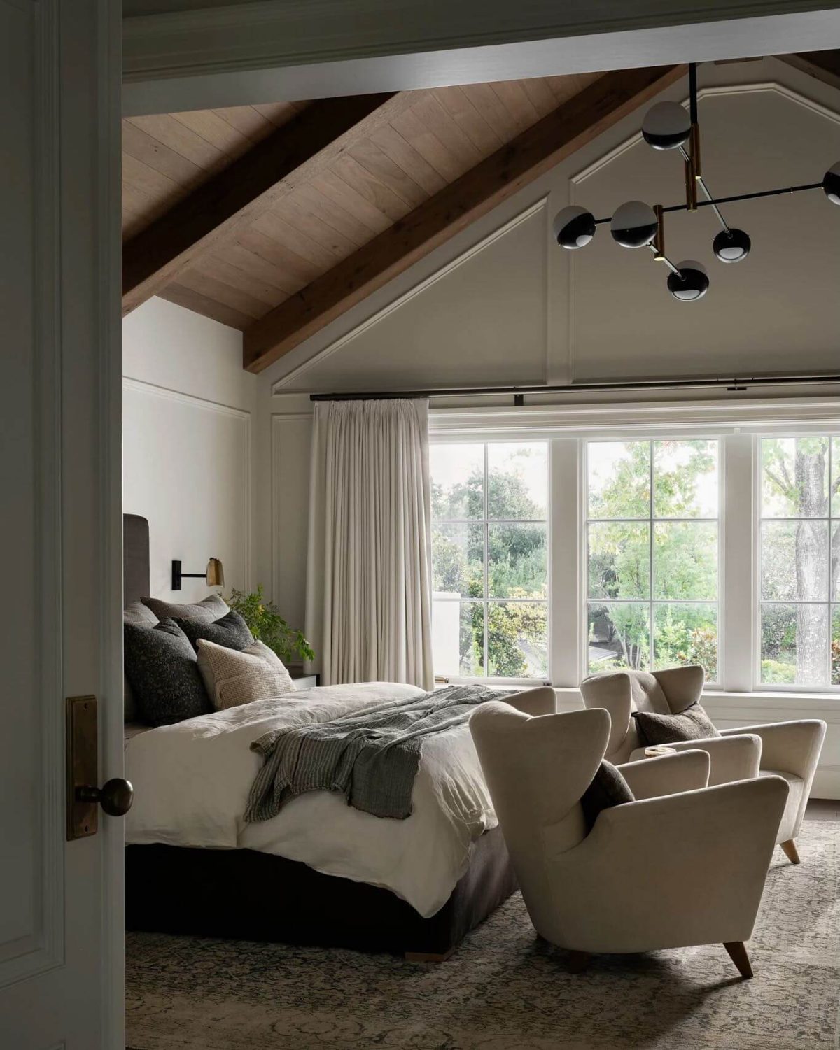21 High Ceiling Bedroom Ideas That Redefine Elegance